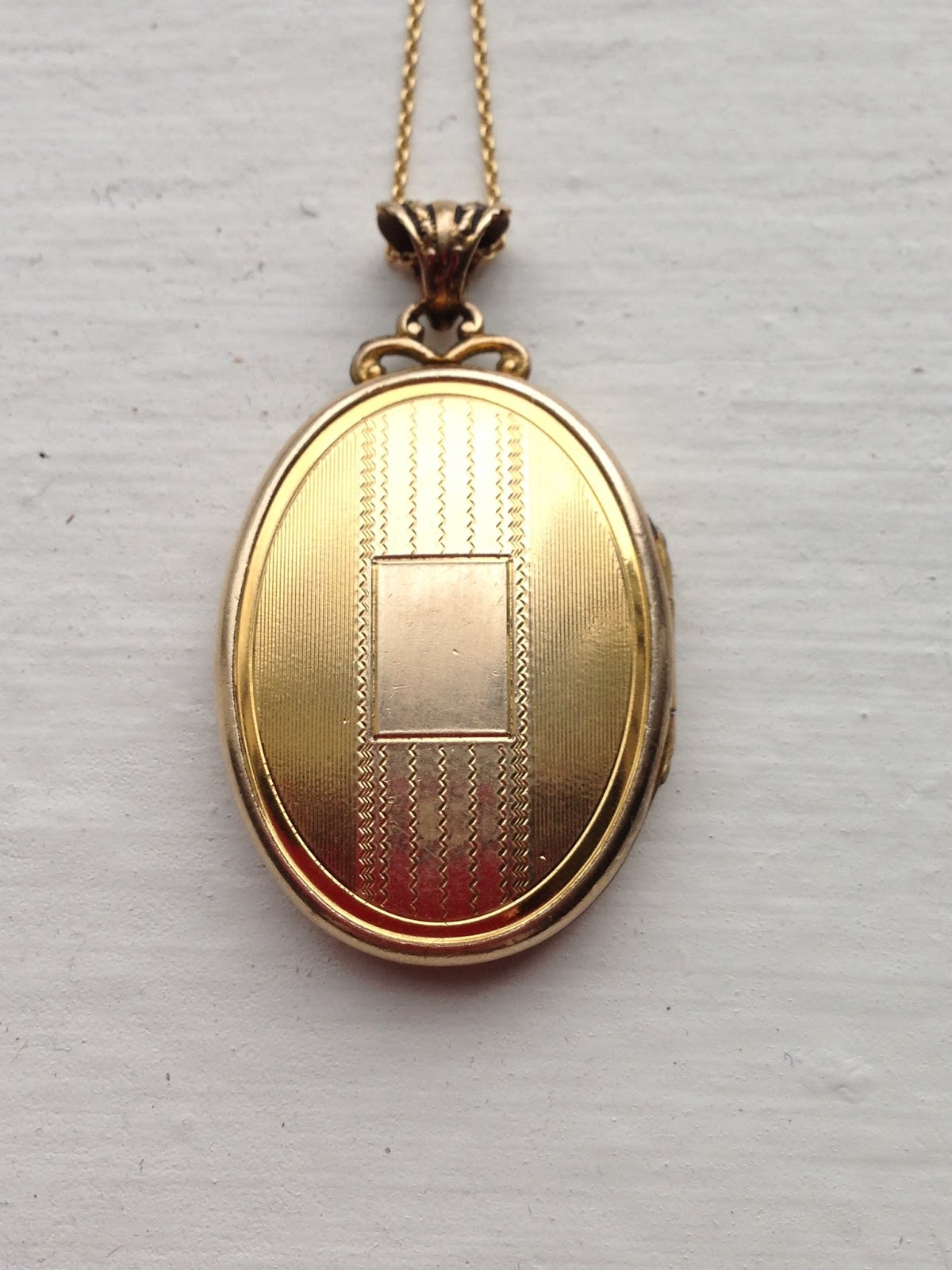 MemoryStation: Antique Art Deco Oval Locket, Hayward