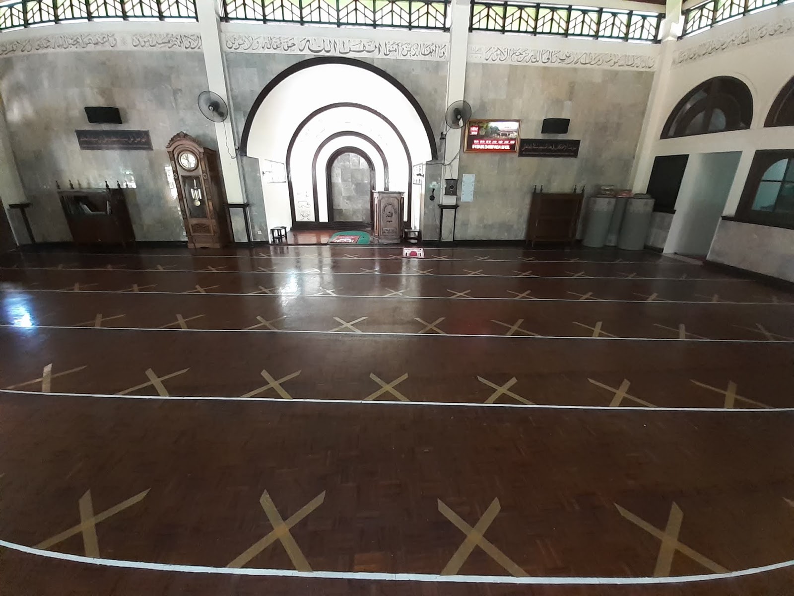 Shaf Shalat Di Masjid Abu Dardiri Kantor Kementerian Agama Kabupaten ...