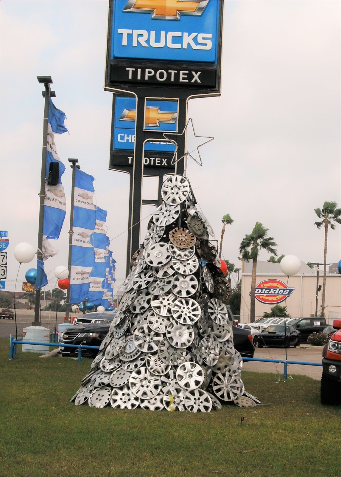 EL RRUN RRUN: O HUBCAP TREE, TIPOTEX TREE, CHROME ARE THY LEAVES....