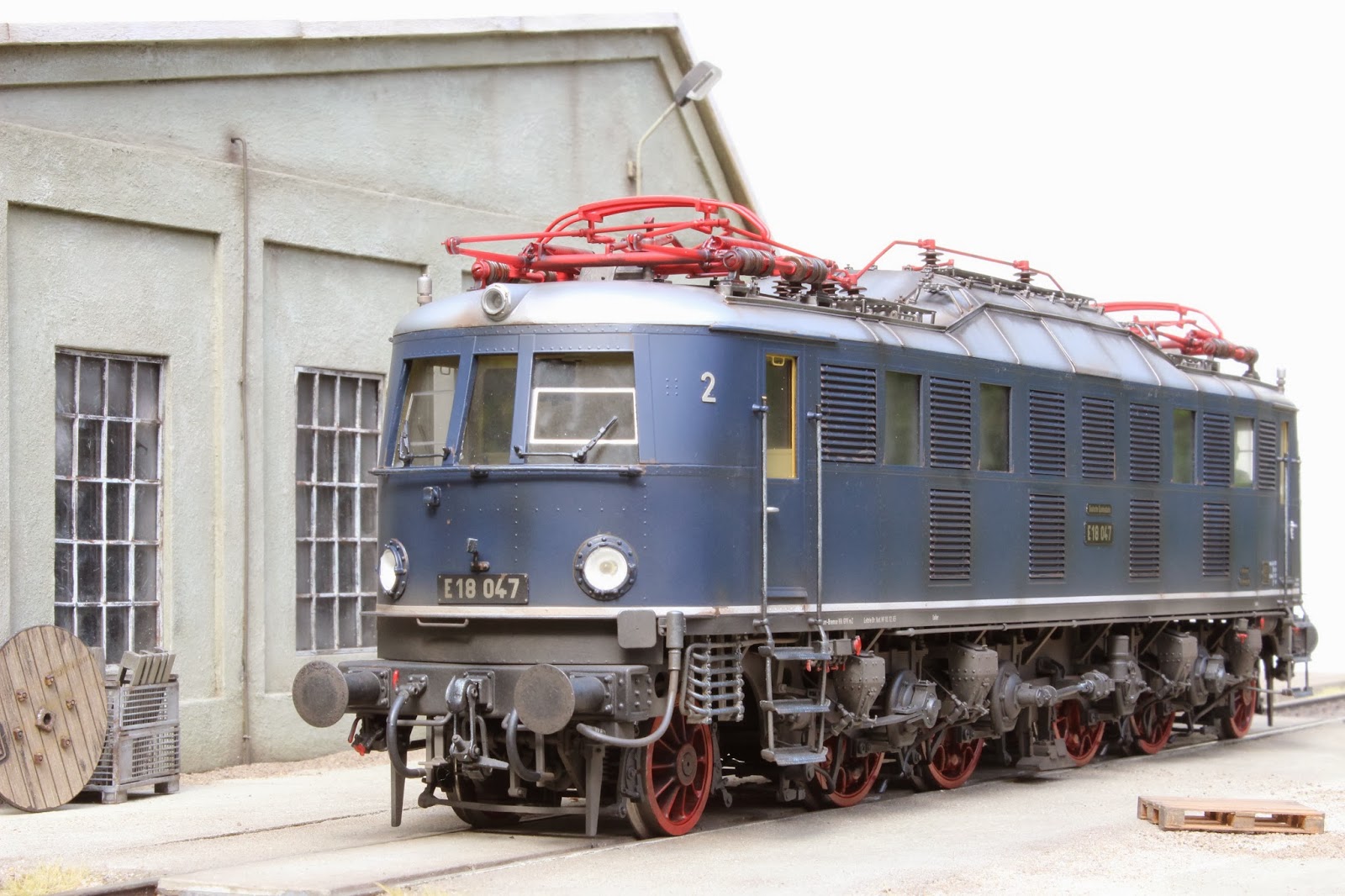 becasse weathering: Symphonie in Blau: Die E18 von Kiss.