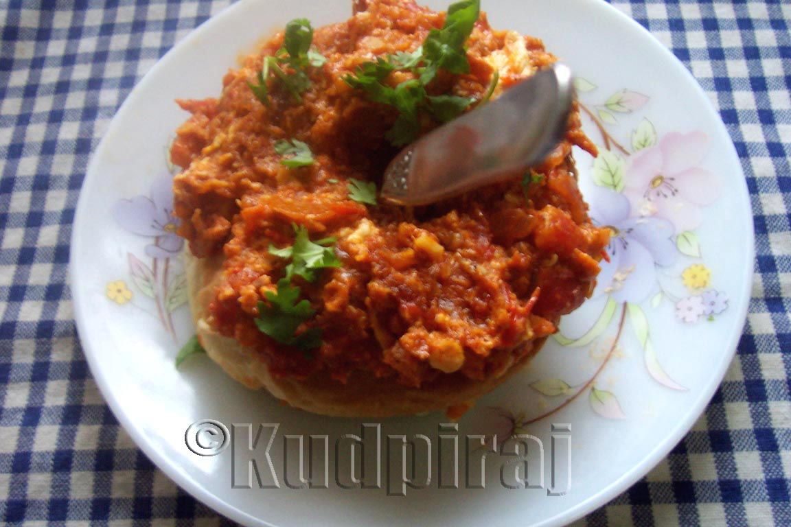 Kudpiraj's Garam Tawa: Egg Masala Bun