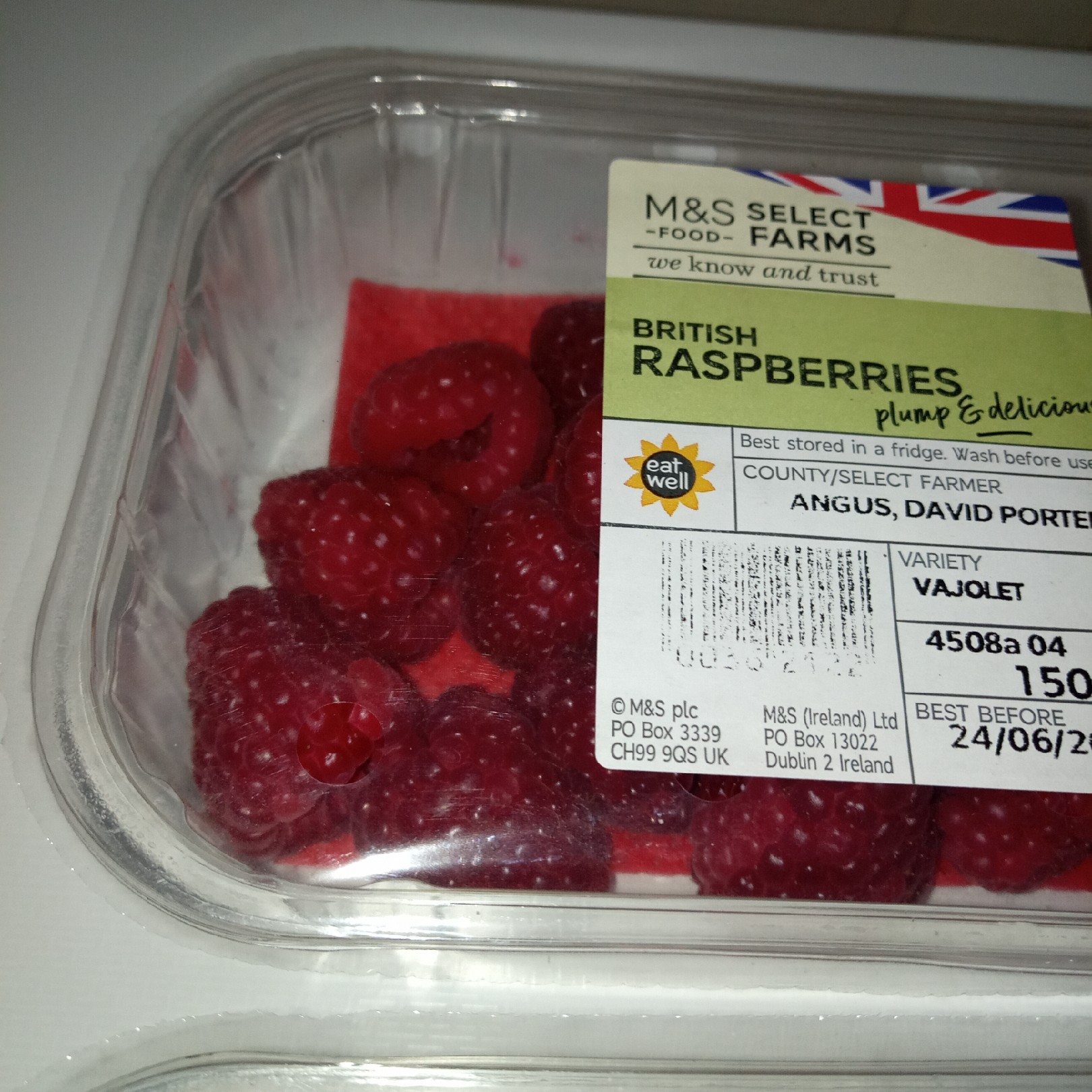 Supersupergirl's Food Reviews: M&S British Raspberries (Vajolet)