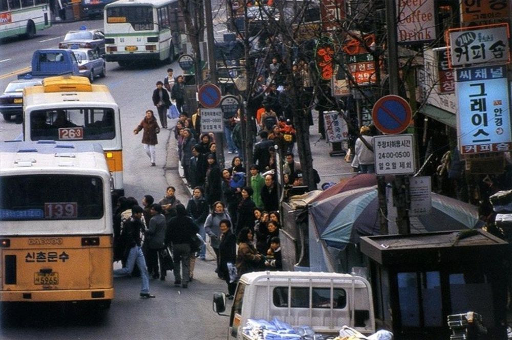 50 Candid Photographs That Capture Street Scenes of South Korea From ...