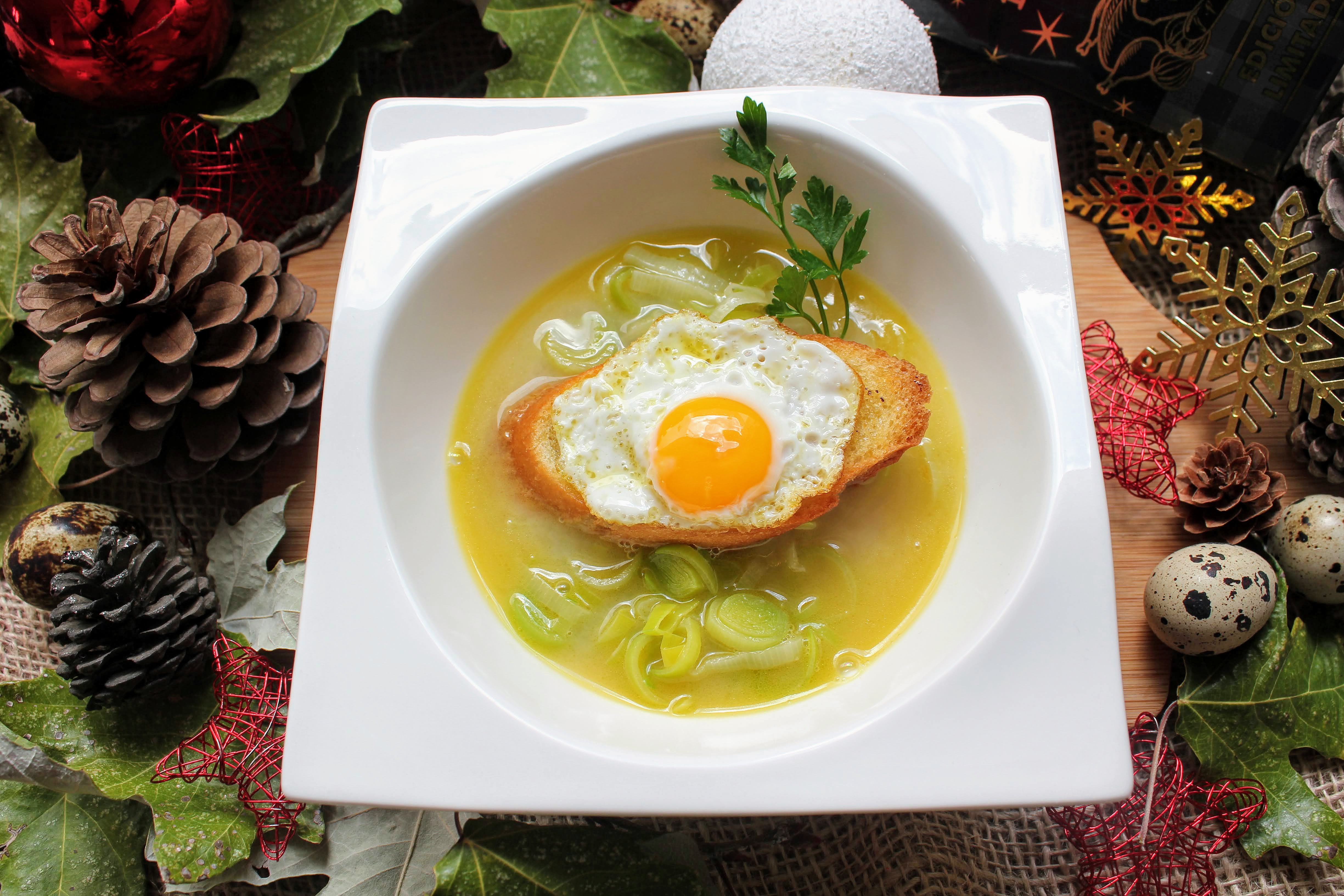 Sopa de Navidad con Puerros y Huevos de Codorniz - Cocinando con las ...