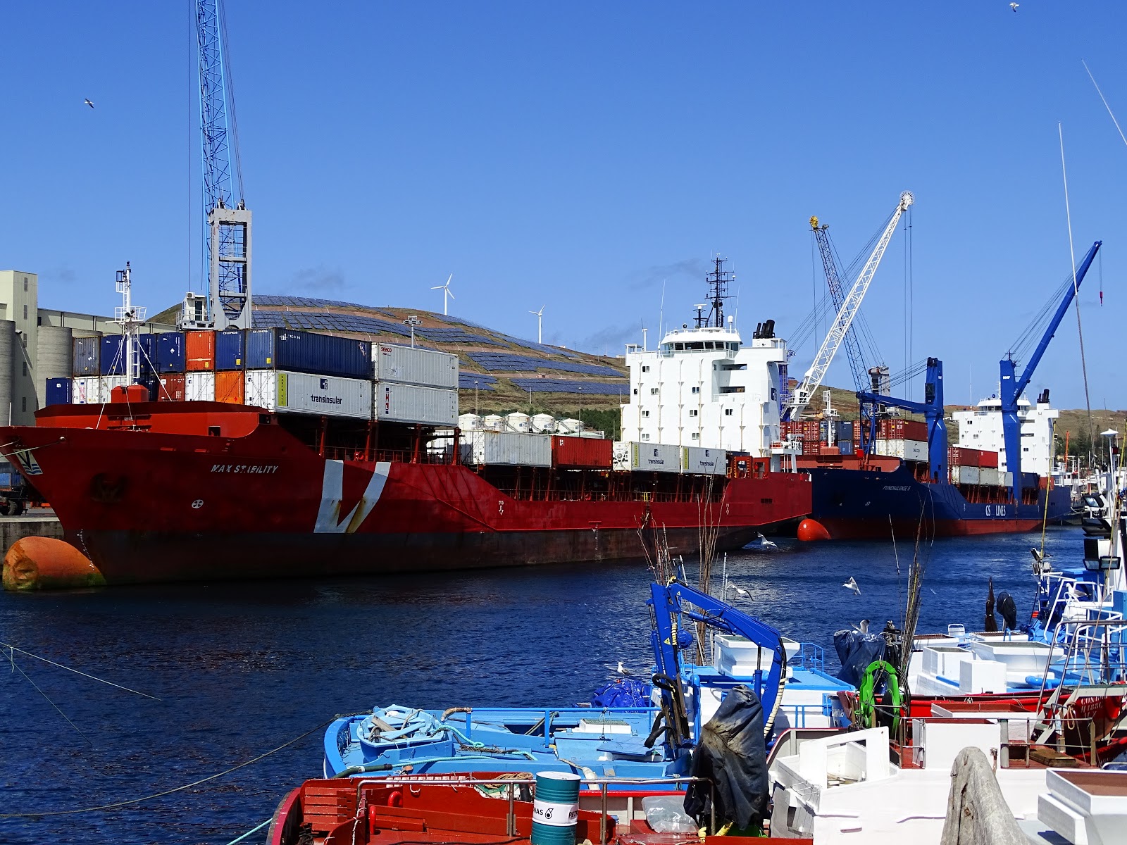 Sergio@Cruises: Cargueiros Max Stability e Funchalense 5 no Caniçal