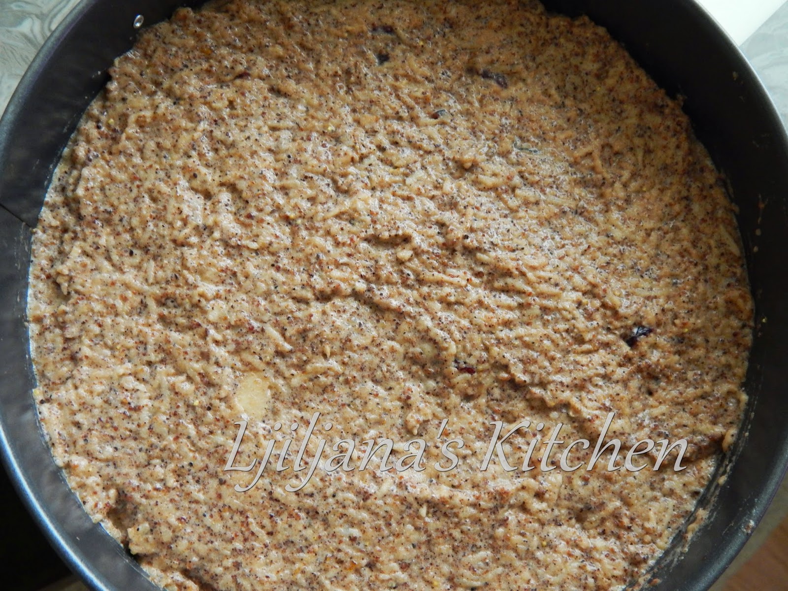 AROMATIČNI ROGAČ KOLAČ SA BRUSNICAMA I JABUKAMA