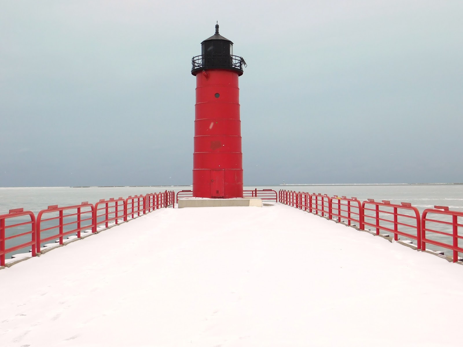 Noel Images: Milwaukee Harbor Red Lighthouse 2016