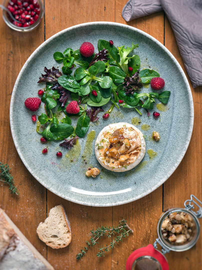 Gebackener Camembert mit karamellisierten Nüssen plus Salat mit ...