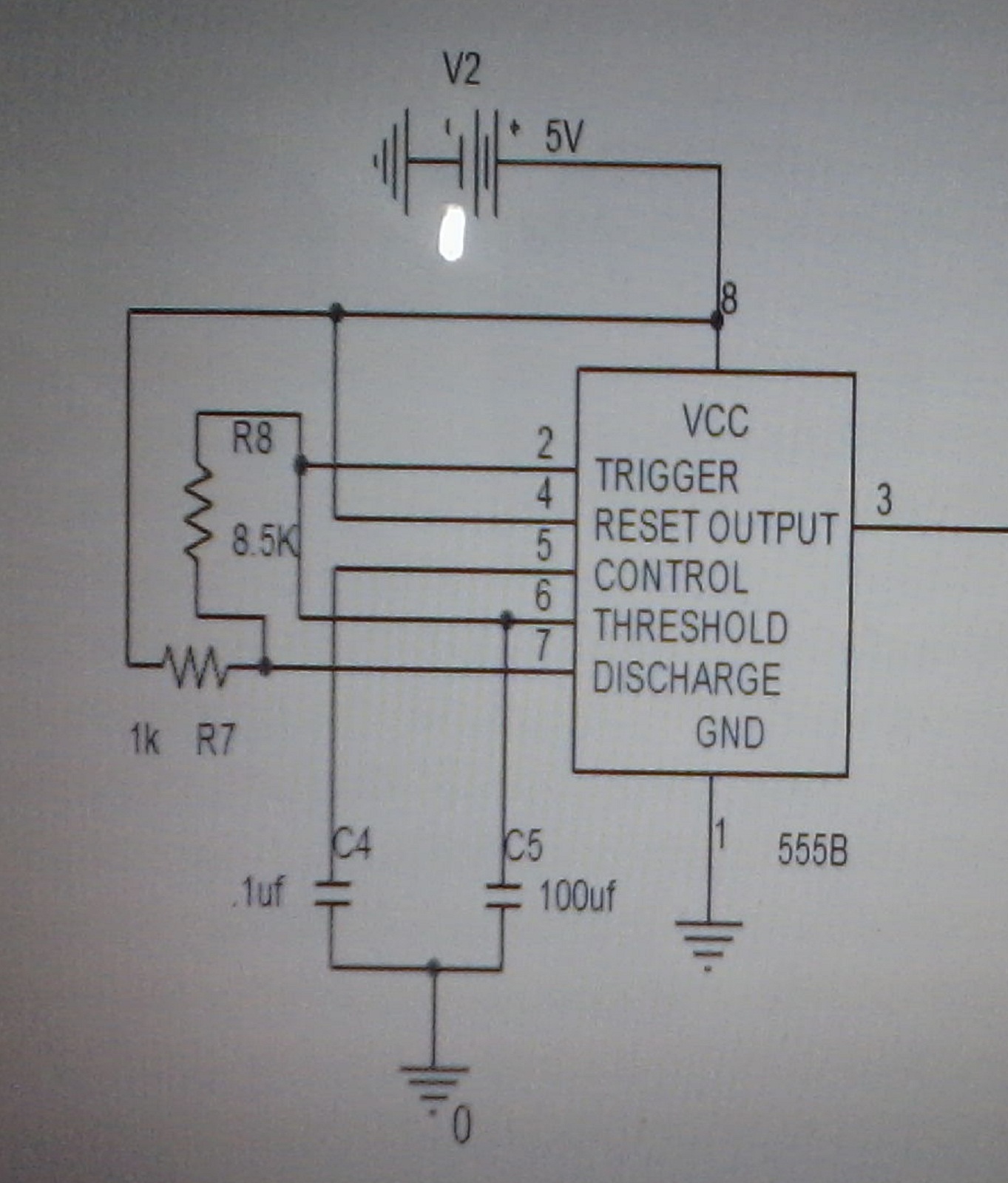 CIRCUITO DE RELOJ CON UN CIRCUITO INTEGRADO "555B" : DIAGRAMA Y EXPLICACIÓN