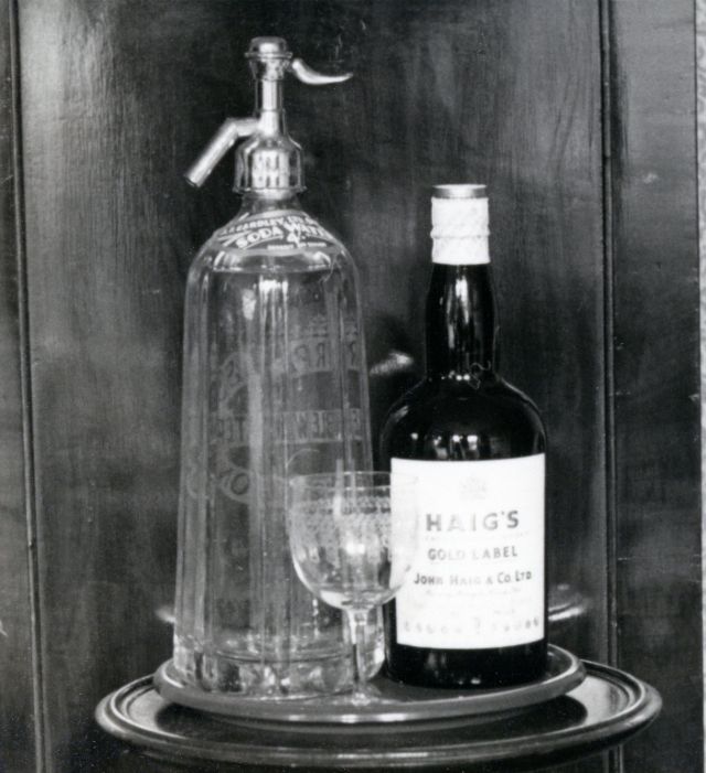 22 Amazing Found Photos Show Vintage Alcohol in the 1940s and ’50s ...