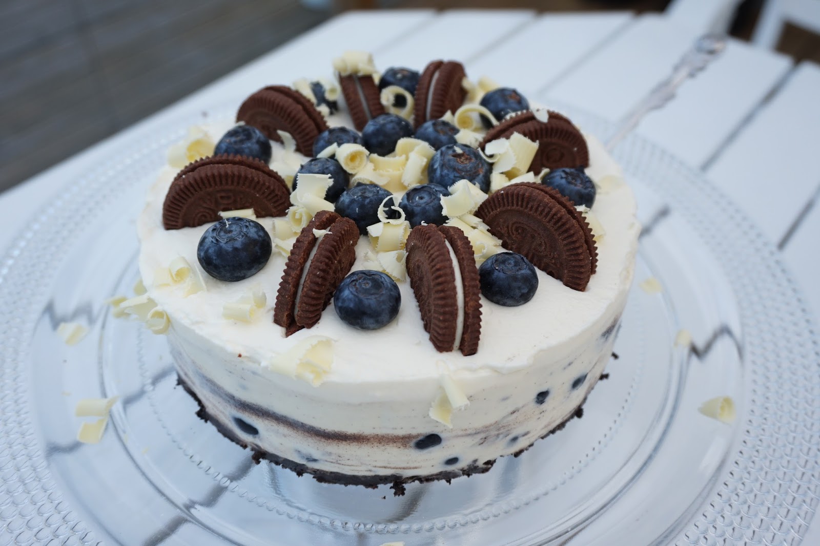 Domino-toorjuustu tort valge šhokolaadi ja mustikatega