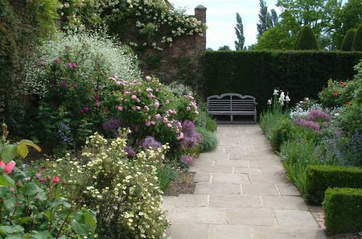 Eye For Design: Landscape With Old World Style Garden Benches