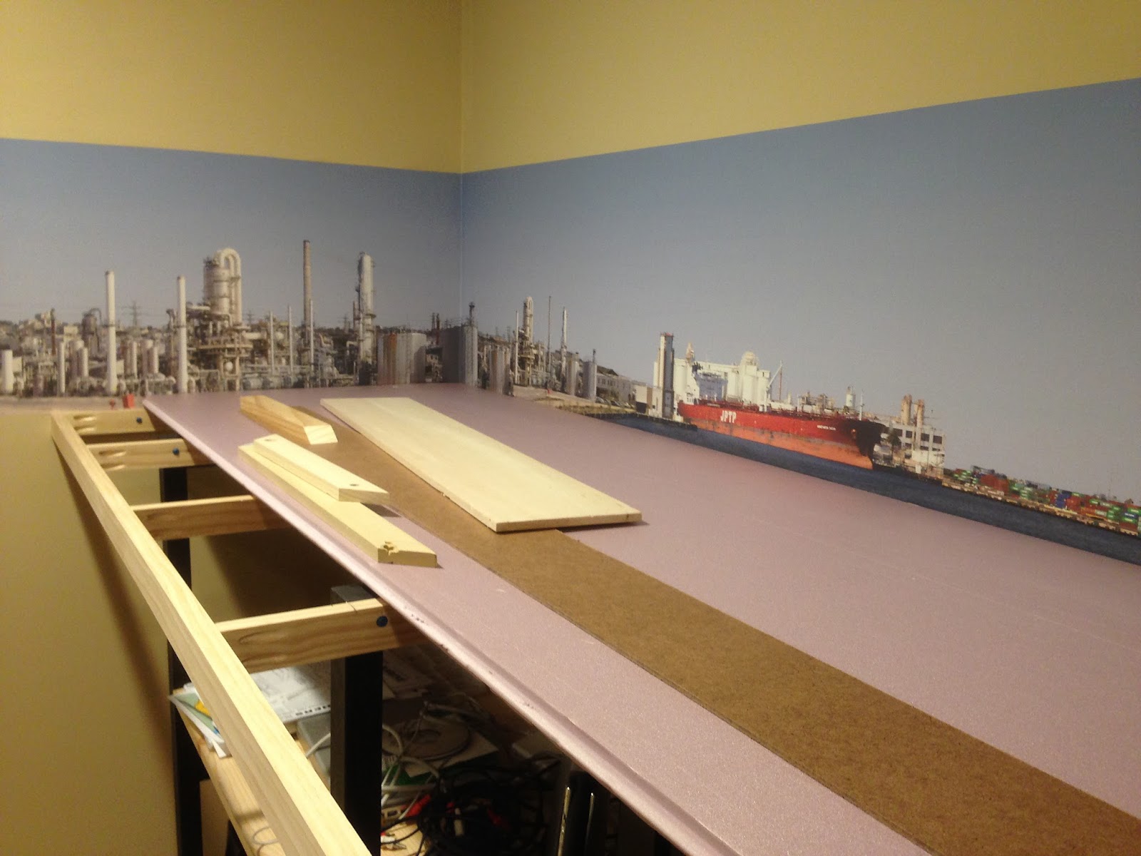 USMRR Aquia Line and other Model Railroad Adventures: The Backdrops are Up