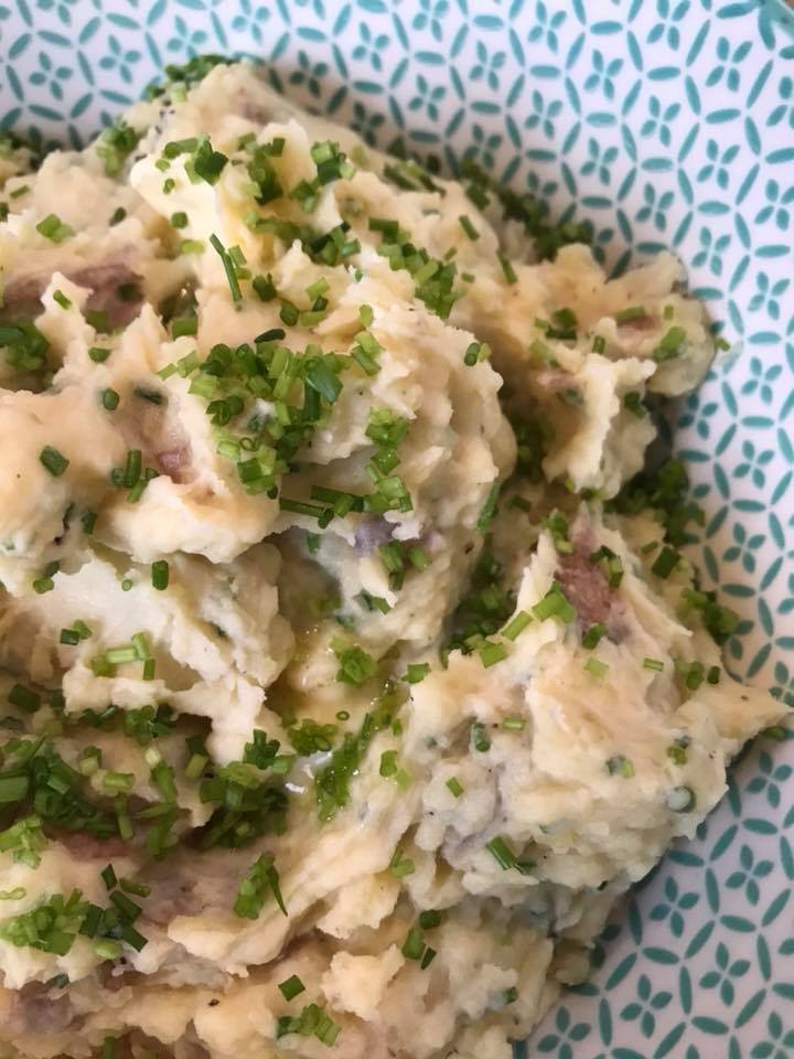 Rode aardappelpuree met kruiden