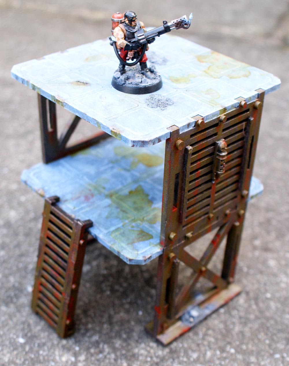 Pawn Cocktail: Small platform & long walkways