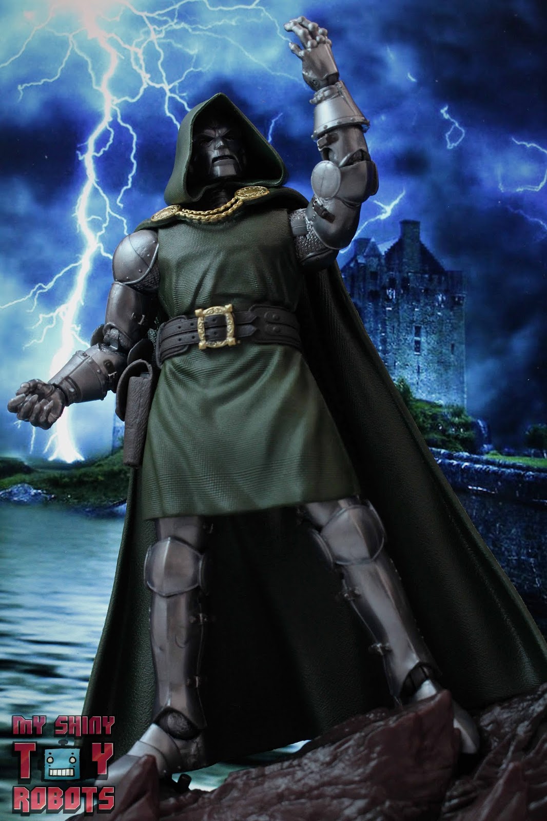 My Shiny Toy Robots: Toybox REVIEW: Marvel Legends Doctor Doom