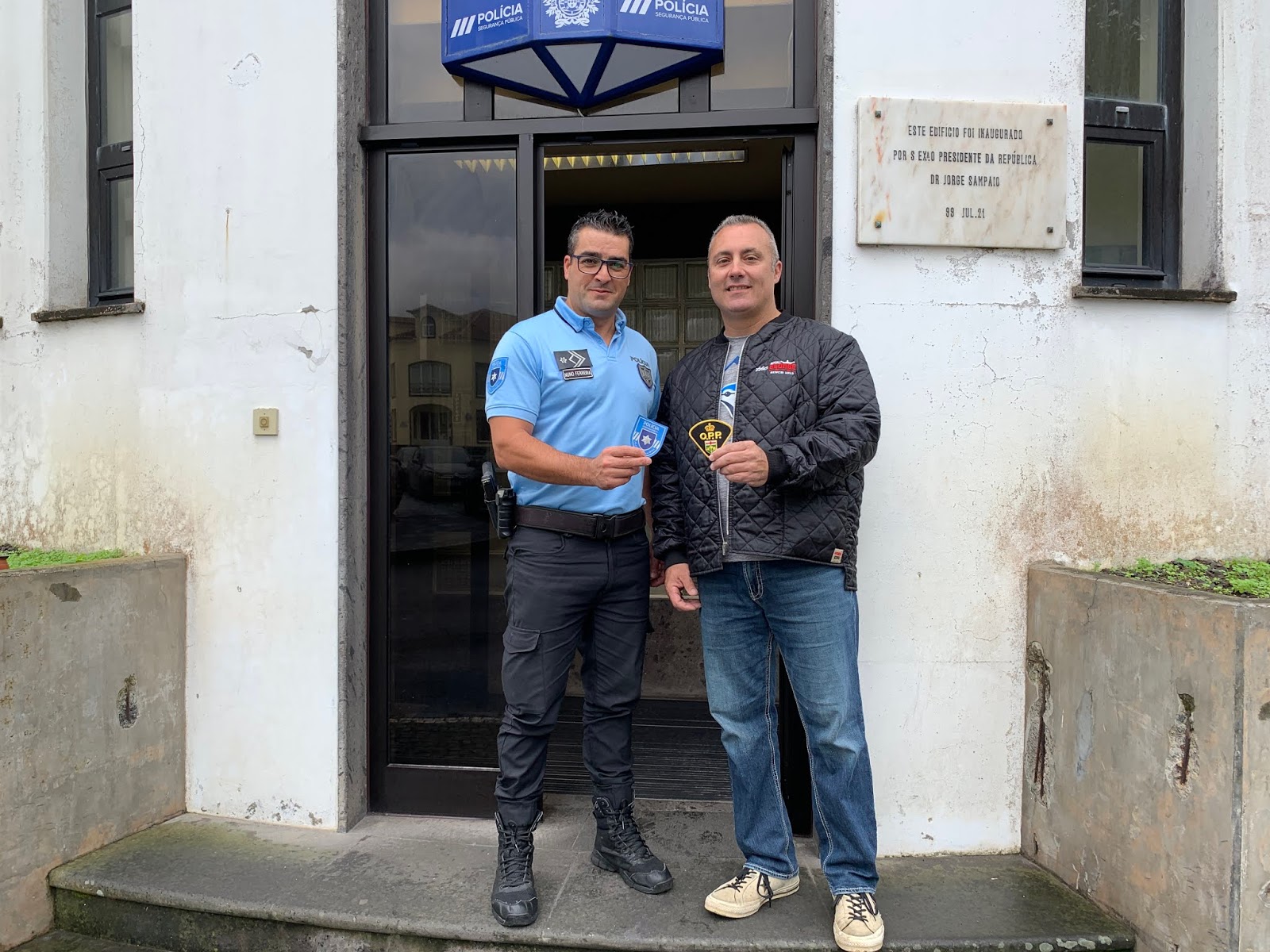 POLÍCIA CANADIANO TROCA BRASÃO COM AGENTE DA PSP POVOACENSE ~ Um Olhar ...