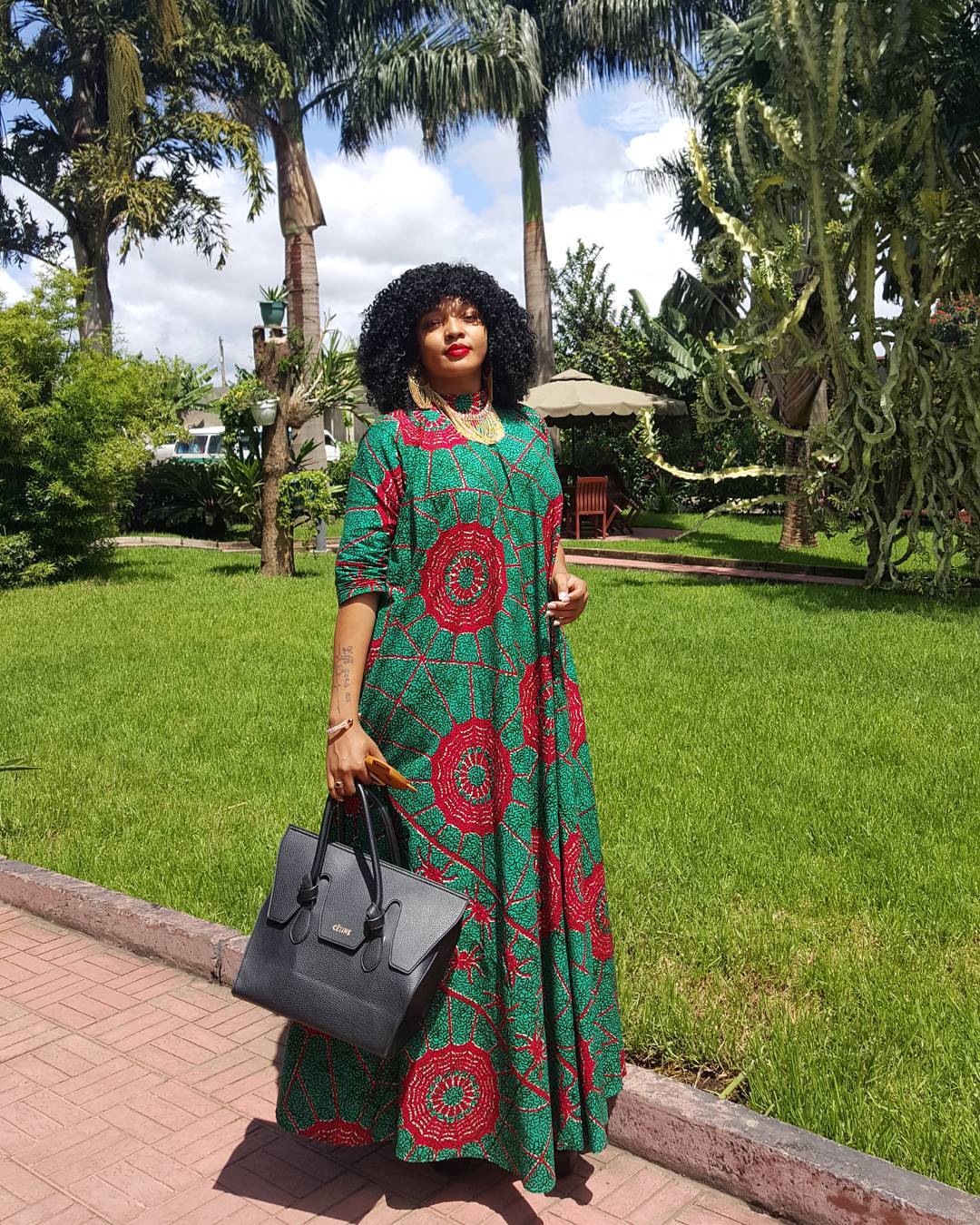 Sophie Mbeyu Blog: Wolper mama wa Mishono ya Kitenge!