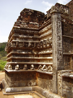 ලාංකීය කලා කෙතේ අරුමයෙන් බිදක්: January 2012