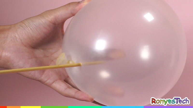 Barbecue skewer pirce balloon balloon without popping it - Science Experiments for Kids - Ronyes ...