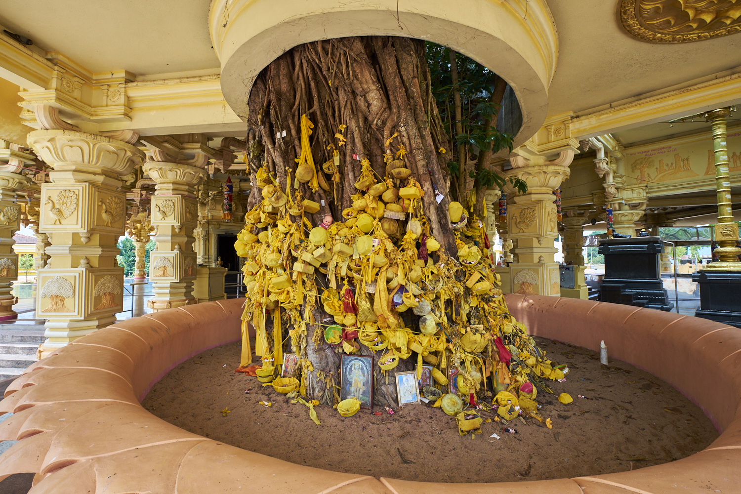 Hello Talalay: Trucking Through Sri Marathandavar Aalayam Maran Temple