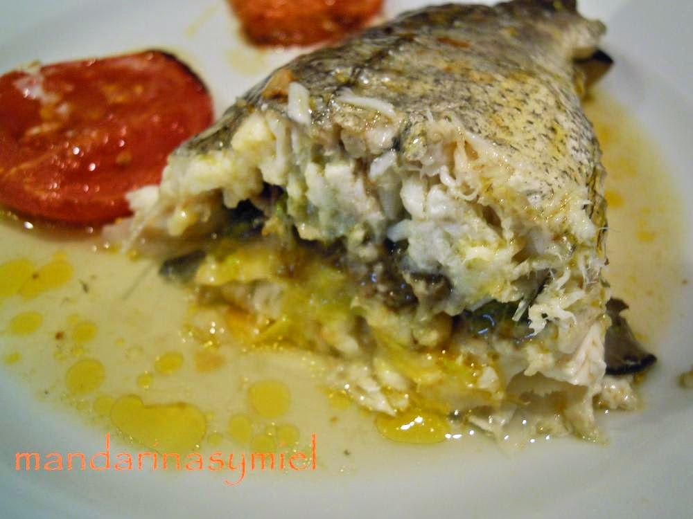 Merluza rellena de setas y gambas al horno | Mandarinas y miel