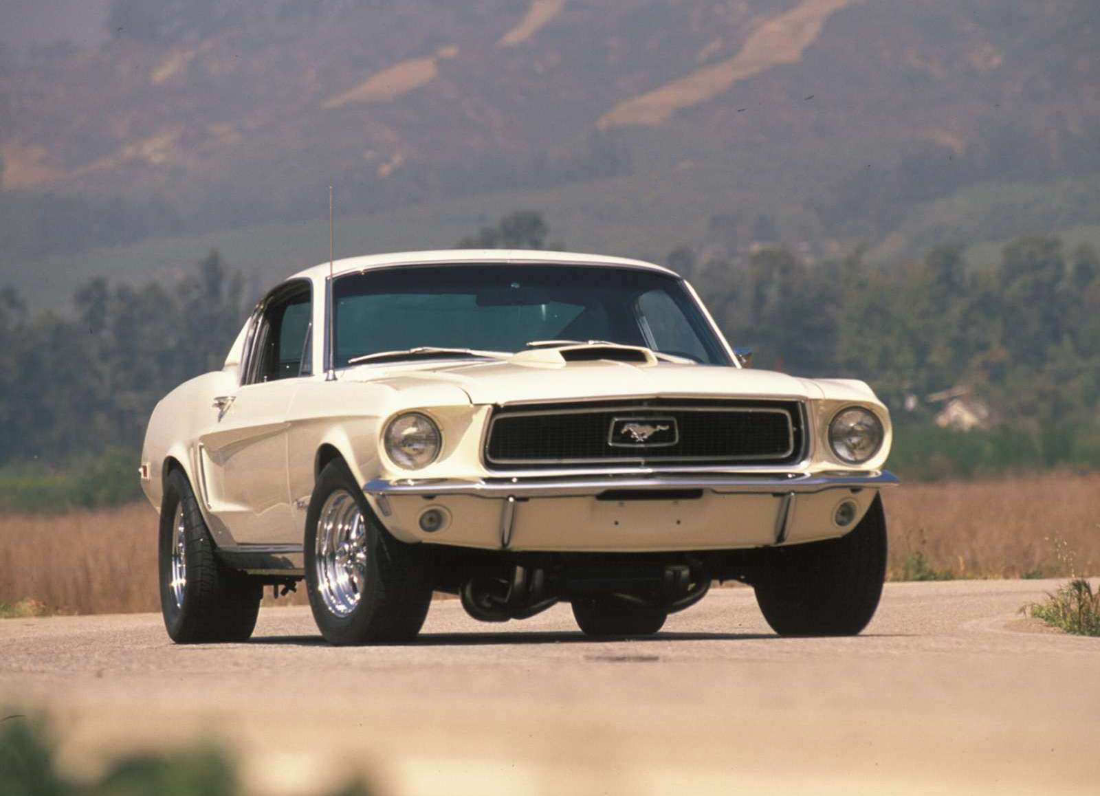 Coche antiguo Ford Mustang 428 Cobra Jet de 1968 ~ Fondos de coches