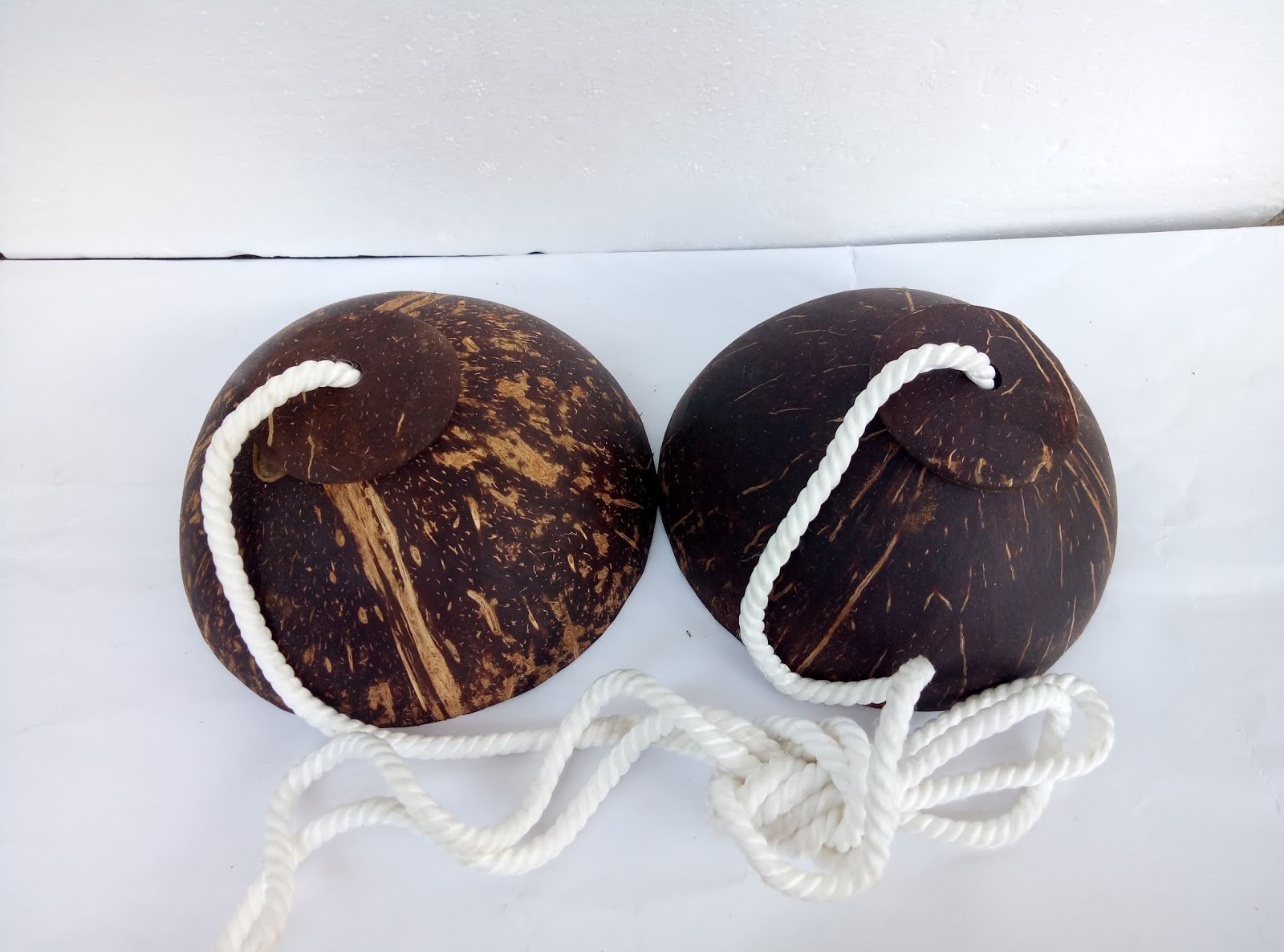 ONI MADE CRAFT: mainan egrang tempurung kelapa