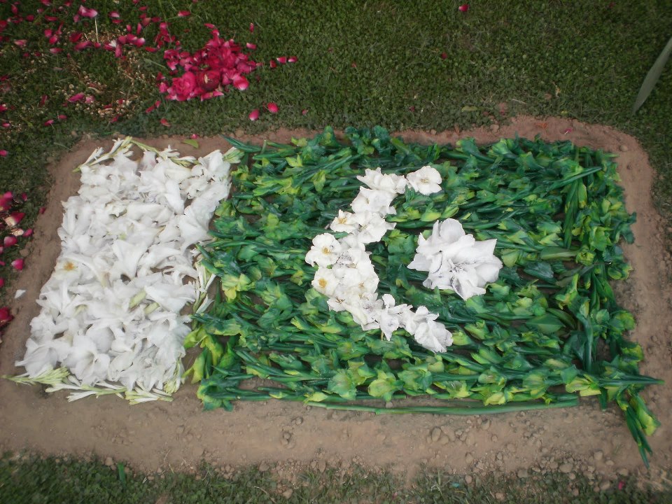 Tribute To Pakistan : Flag made of Flowers ~ IIUI Chillers