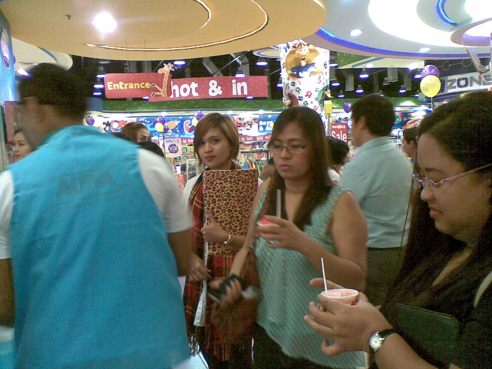 AQIVA Milk Bar serves Healthy Refreshments for your Kids at Toys R' Us