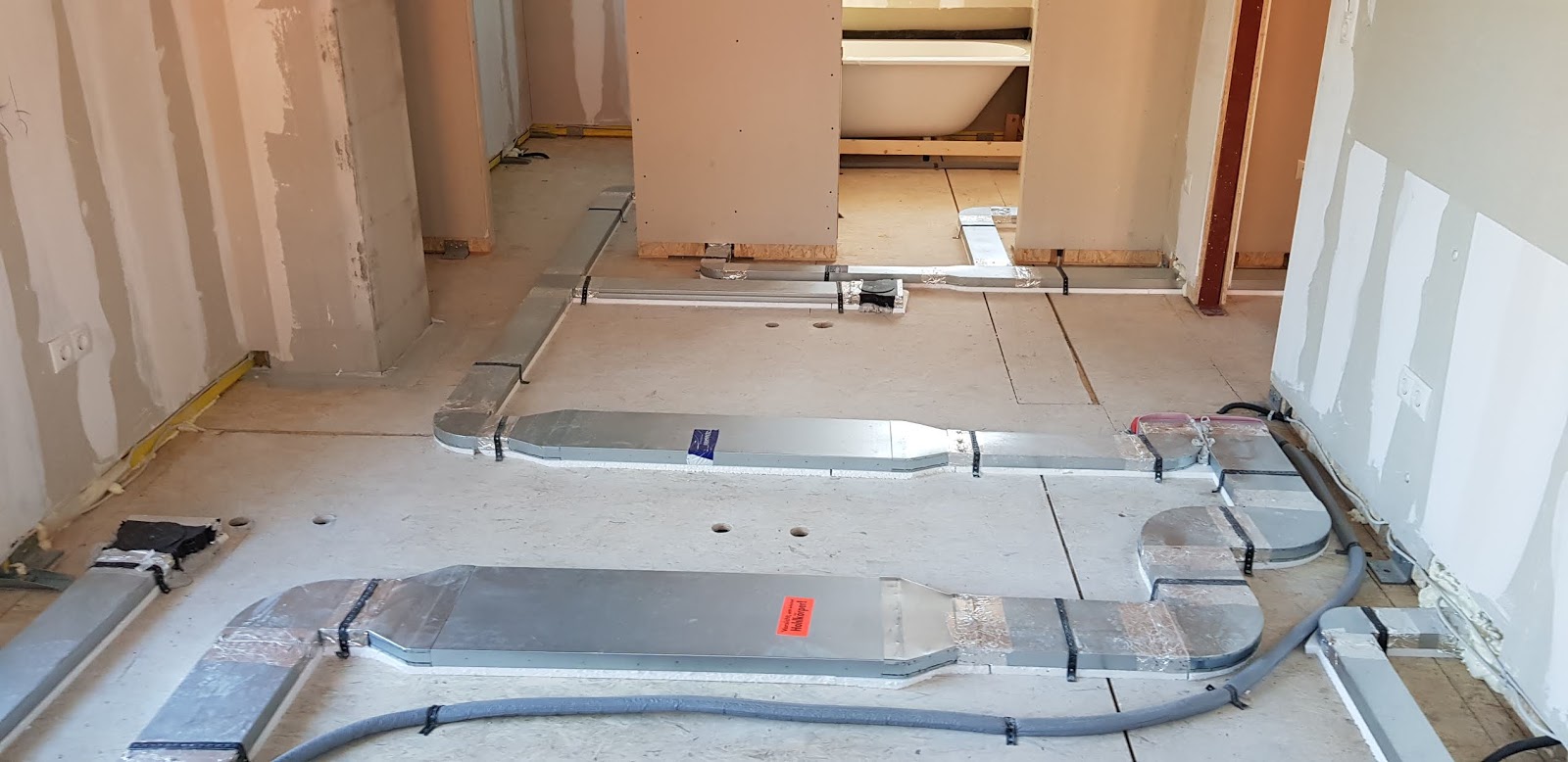 Wir bauen ein Weber-Haus!: Der Estrich im Haus ist verlegt