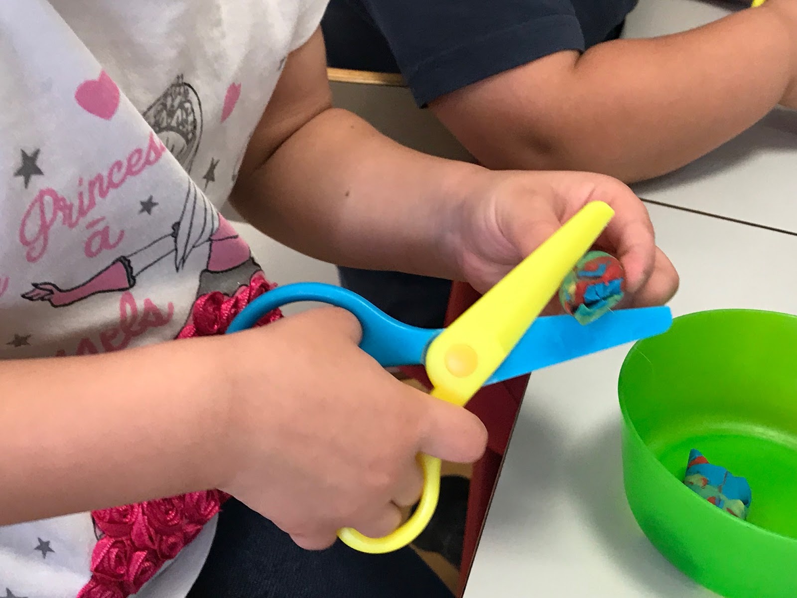 Colorea su mundo: Recortar con tijeras en Infantil