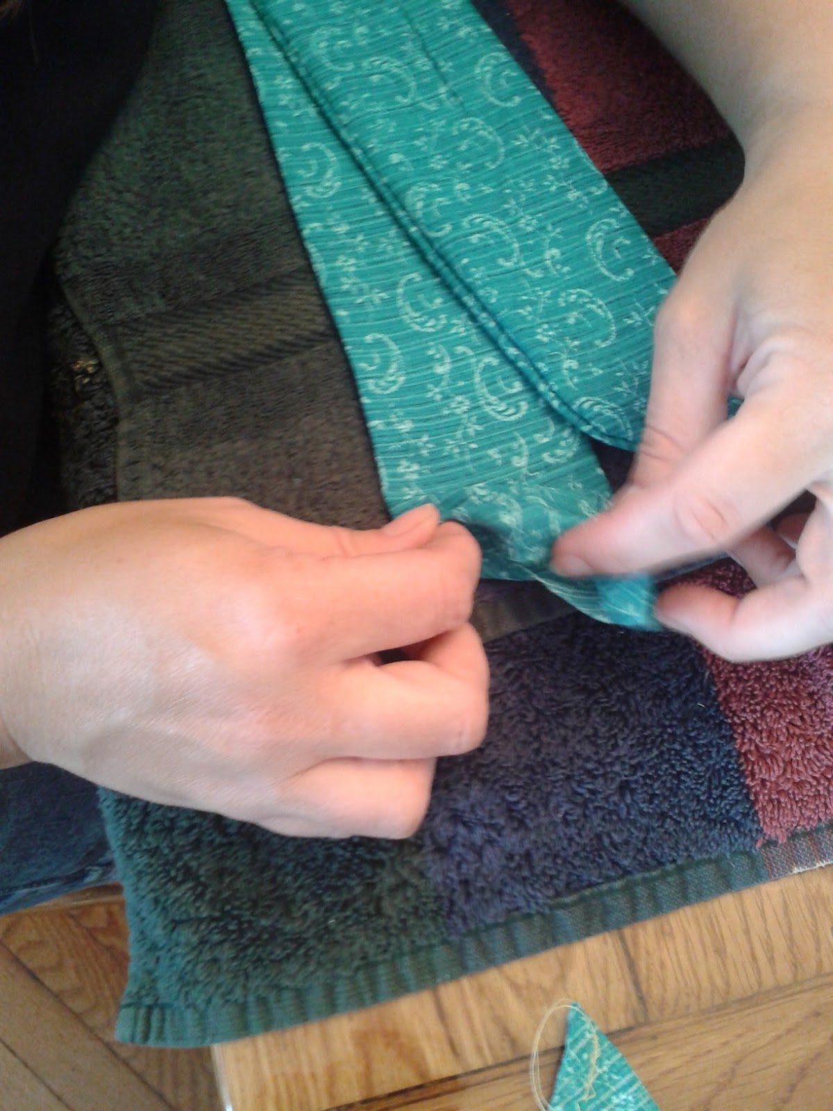 Momma Suz's Ramblings: Turn holey jeans into adorable shorts!