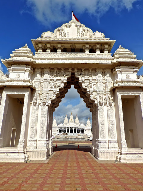 Of Golden Roses: BAPS Shri Swaminarayan Mandir