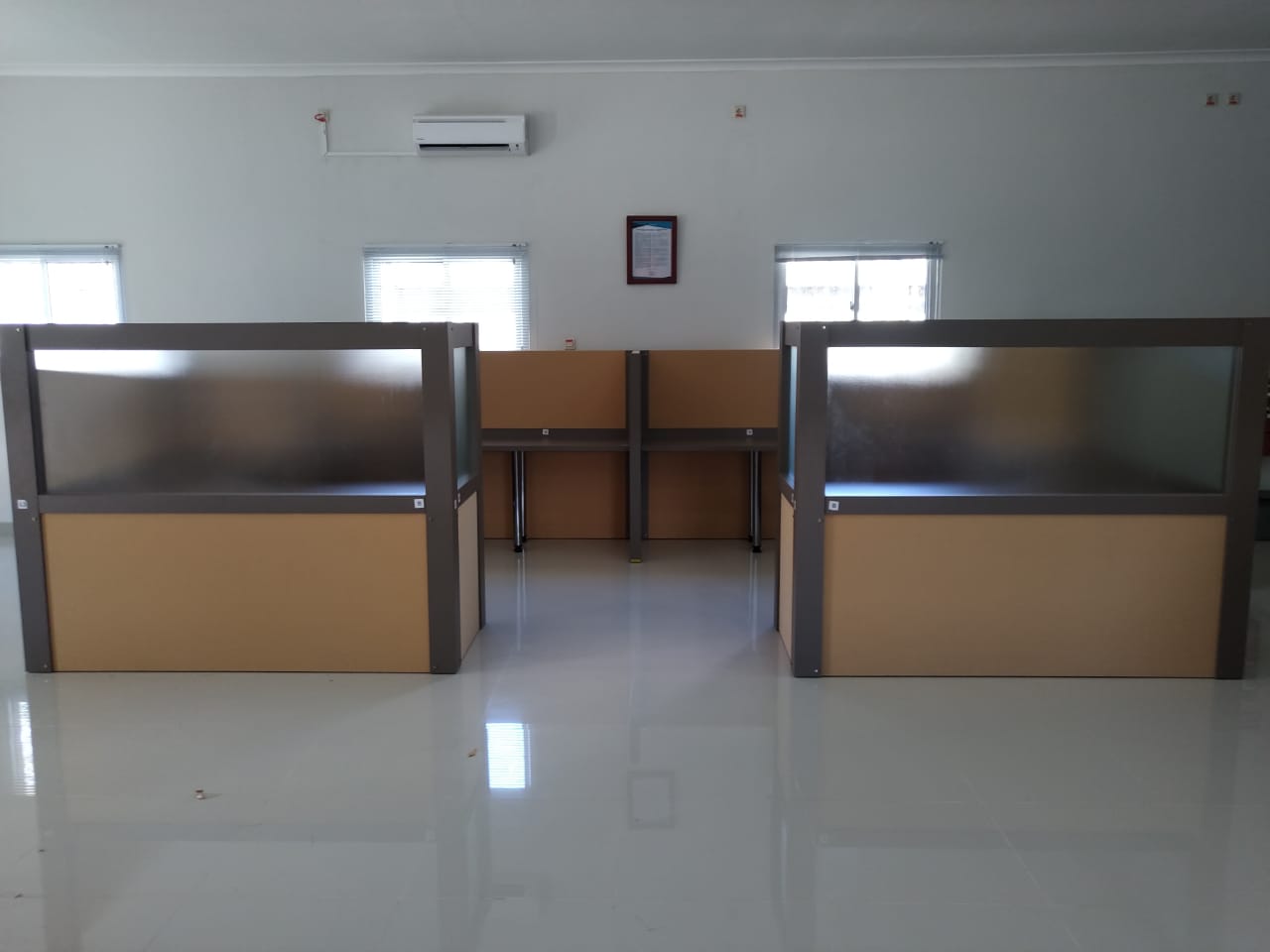 Sekat Meja Kantor Cubicle Workstation Bentuk U untuk 4 Orang (meja ...