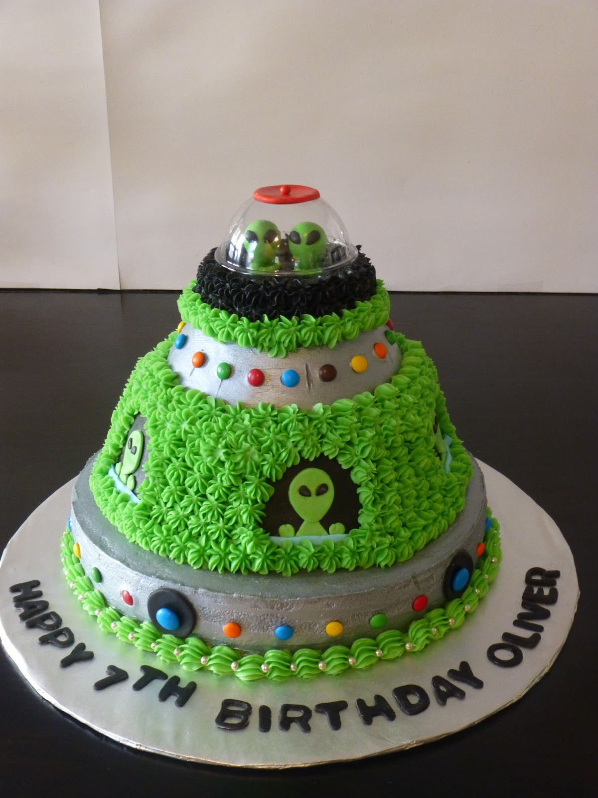 CLASSIC CAKES: Alien Spaceship & Alien Face