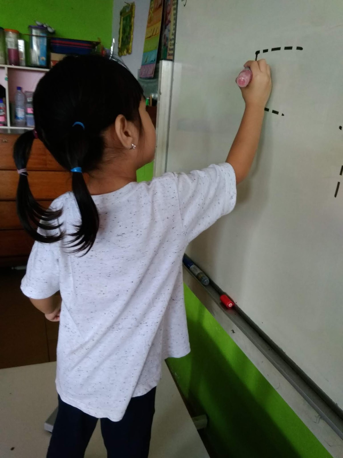 Taska Ummi Ida: Aktiviti 4 Tahun : Aktiviti Menyurih Huruf Ff