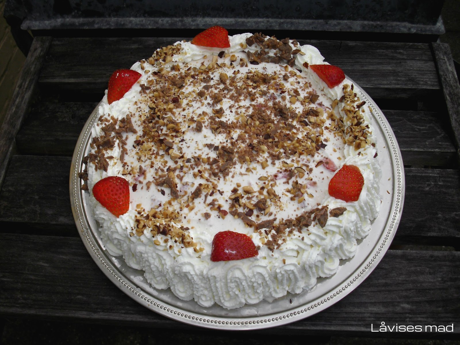 Låvises mad: Lagkage med jordbærskum.