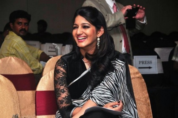 VIJAY TV ANCHOR DIVYA PICS HQ STILLS ~ Ztamil