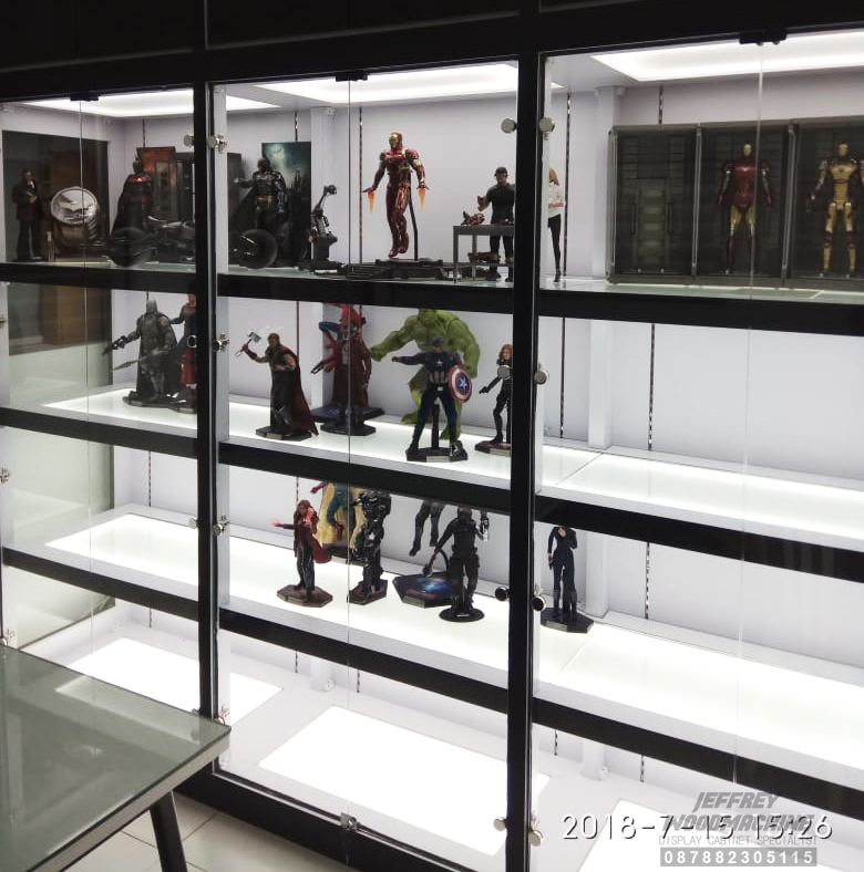 lemari action figure