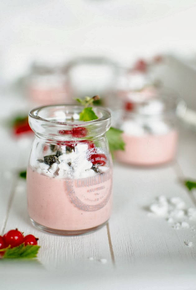 Louise´s Spis: Red Currant Panna Cotta with Licorice Meringue (Röd ...