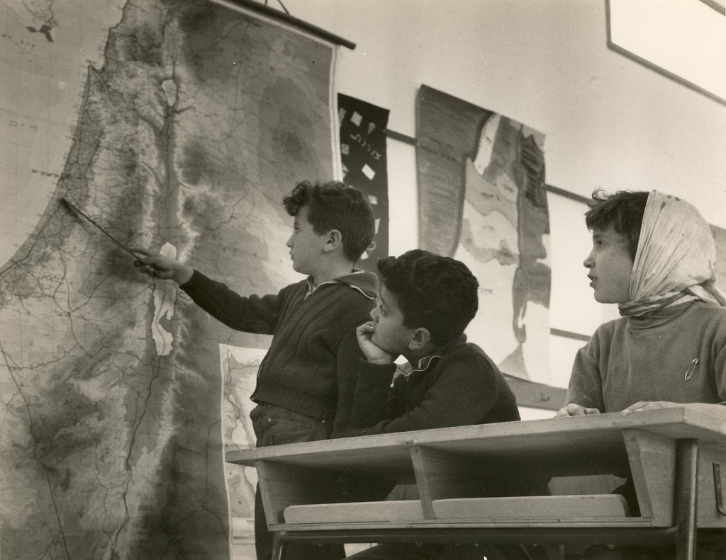 21 Amazing Vintage Photos of Israeli Students Learning After World War ...