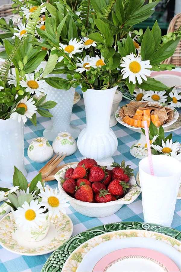 DAISY, DAISY... OUTDOOR SUMMER TABLESCAPE | Dimples and Tangles