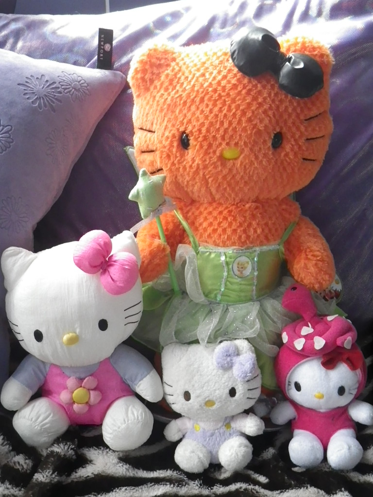 E-A-R-T-H-S-H-I-N-E: Hello Kitty!