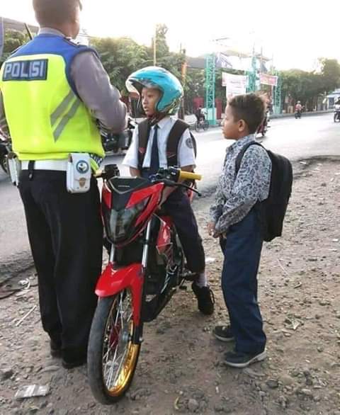 Waktu Si Udin, Pelajar SMP Ditilang Polisi - Arizal Firmansyah