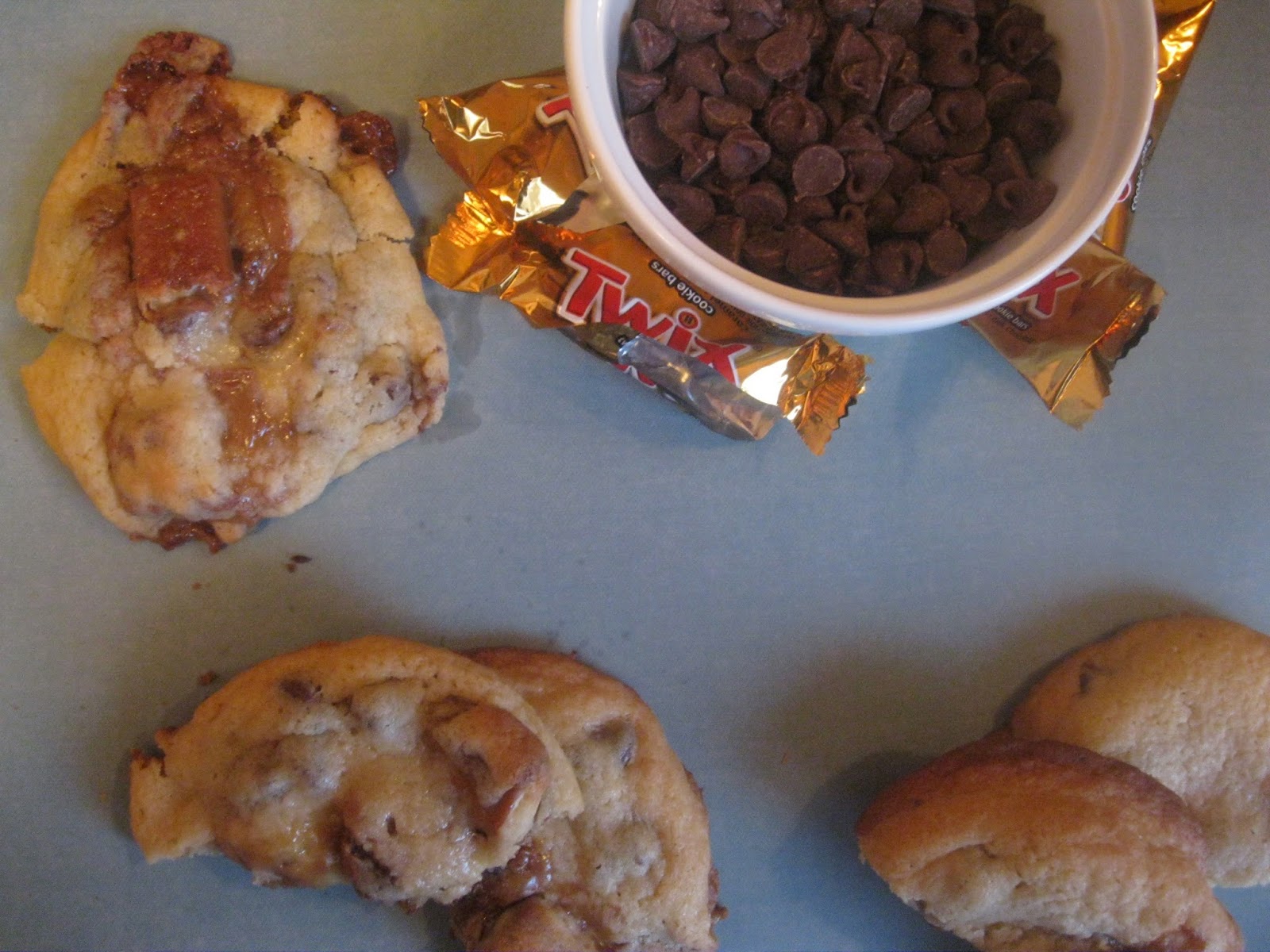 Mrs. Moderation: Chocolate Chip Twix Cookies