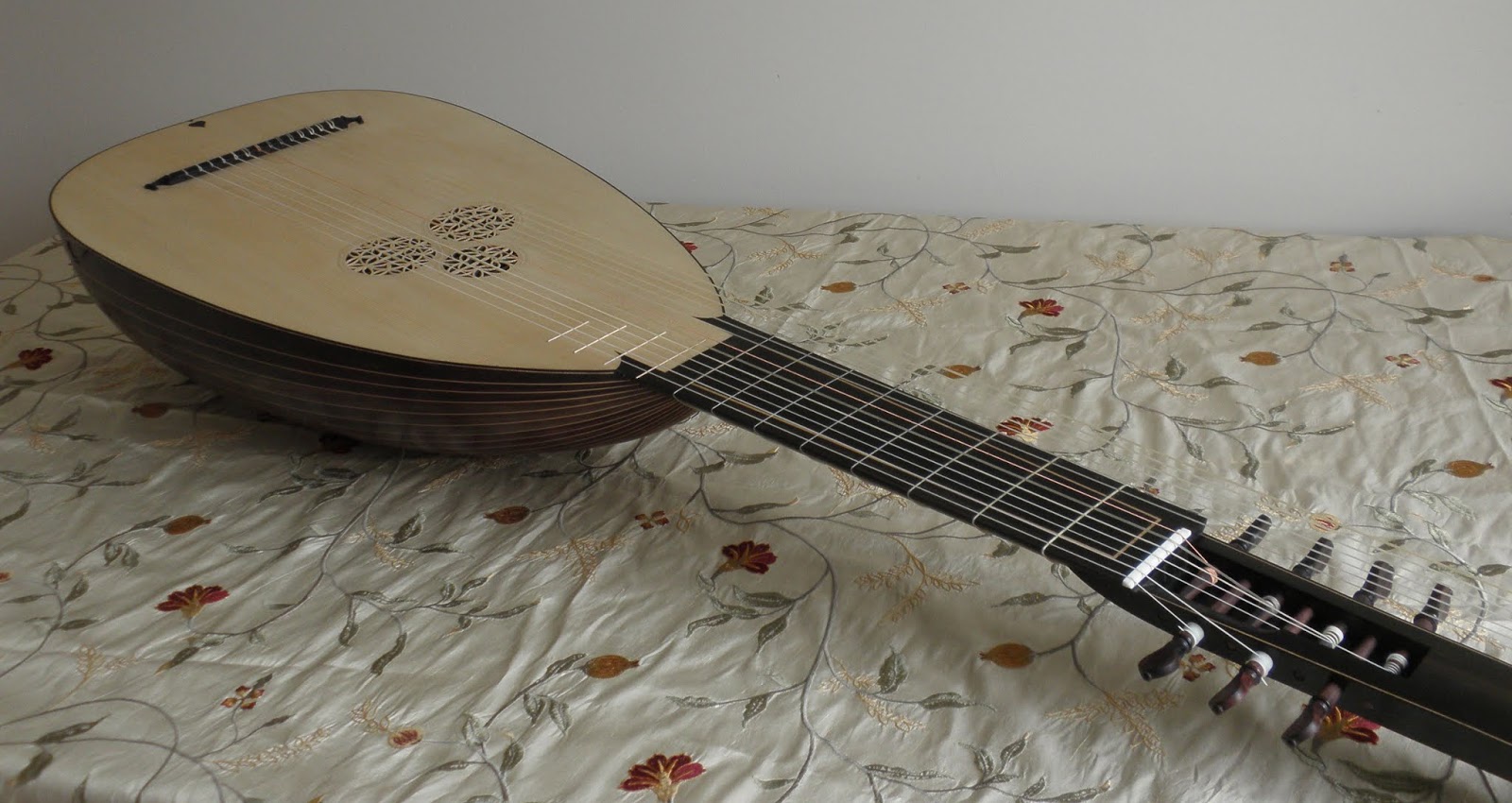 Buying a Lute: Theorbo, Chitarroni and Archlutes