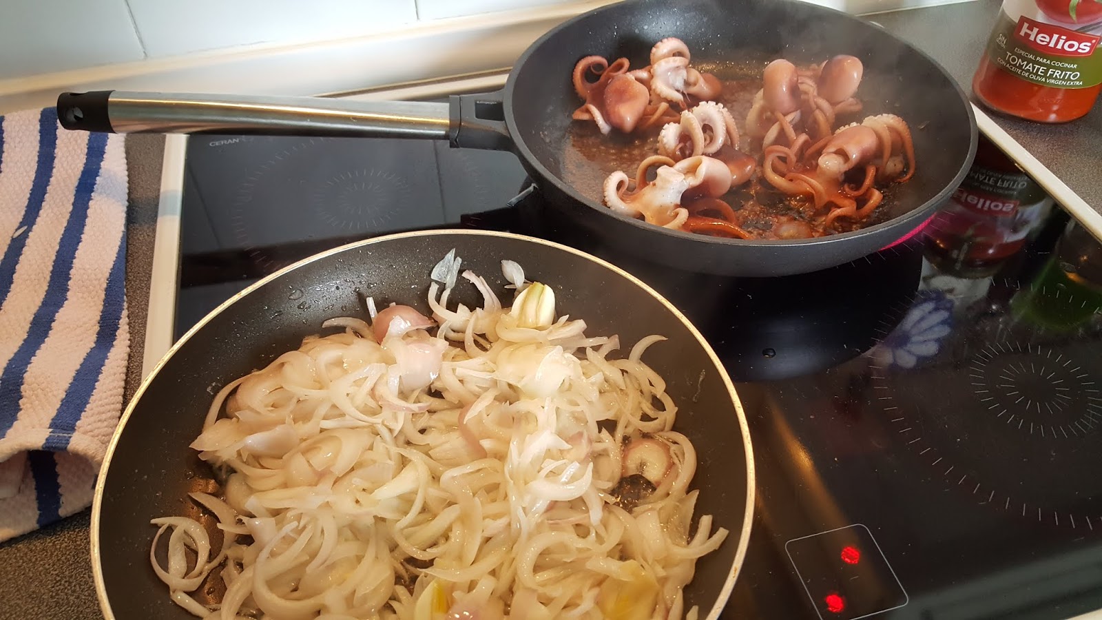 LA VIOLETA POBLENOU: PULPITOS CON CEBOLLA Y TOMATE FRITO