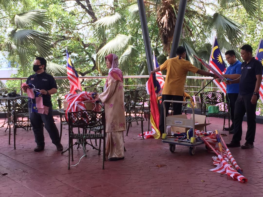 Pemasangan Bendera Sempena Bulan Kemerdekaan - Perpustakaan UiTM
