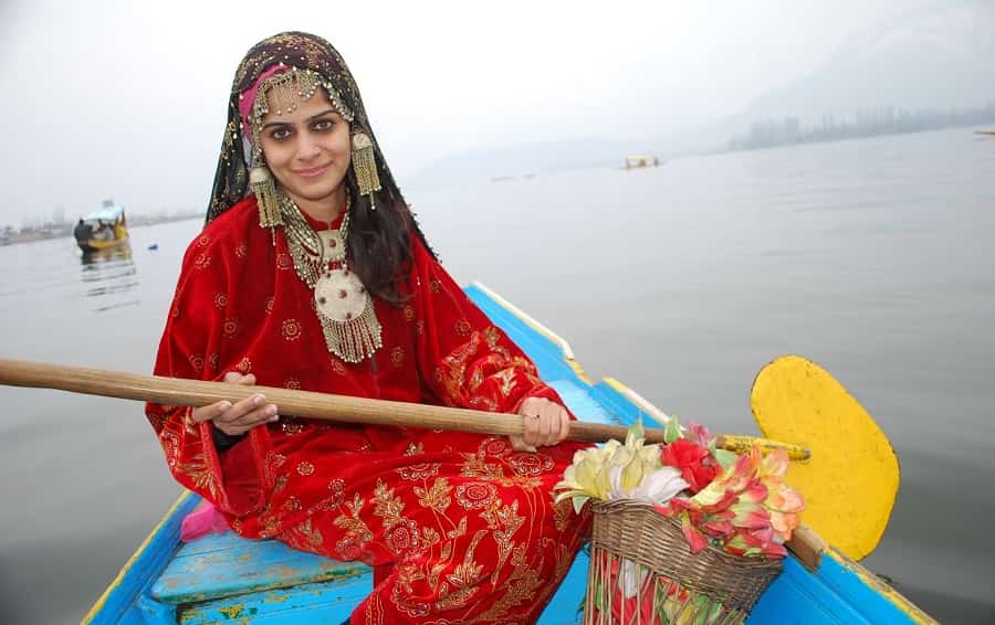 Traditional Dress of Jammu Kashmir and Ladakh - Devendra Singh Blog